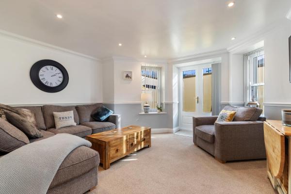 3 South Beach Court - Cosy Seafront Apartment - Tenby