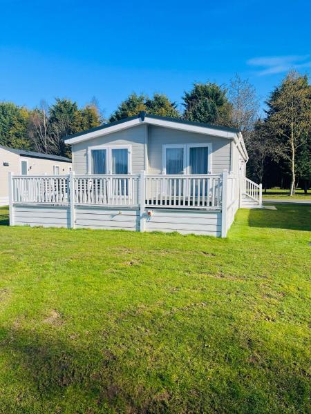 Hemingway Lodge With Hot Tub - Yorkshire