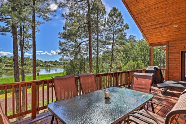 Serene Lakeside Cabin W/ Decks + Edler Lake Views! - Pinetop-Lakeside, AZ