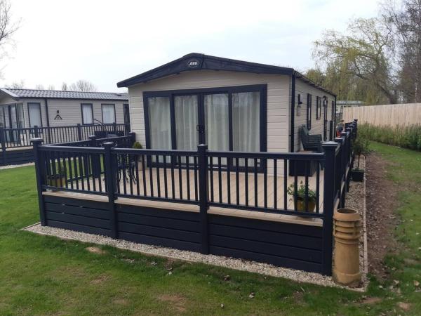 Captivating Bluebell Lodge 2-bed Cotswolds Caravan - Cirencester