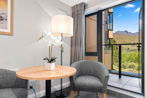 Lovely Lakefront Unit With View - Queenstown