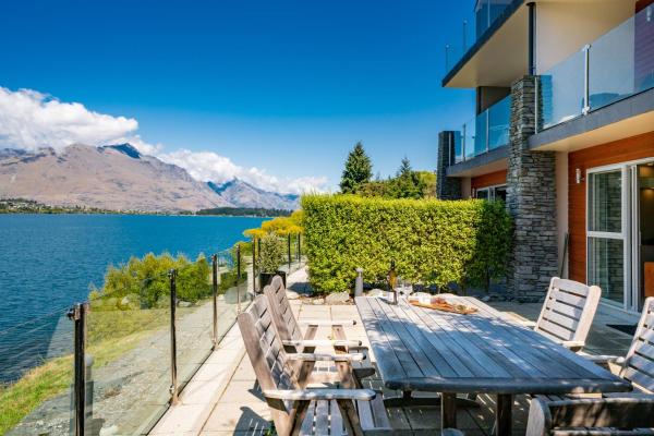 Lake Front 3-bedroom Apartment With Lake Access - Queenstown
