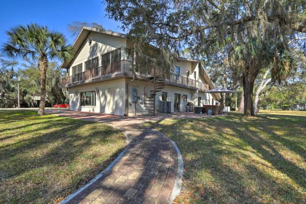 The Peacock Farm Largo Home And Outdoor Oasis! - St. Petersburg, FL