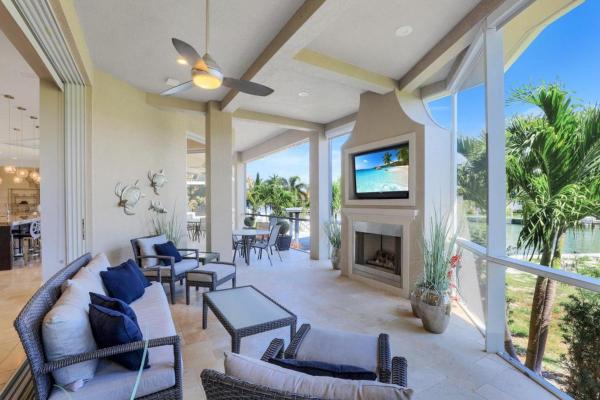 Waterfront Home With Infinity Pool, Spa And Outdoor Tv - Marco Island, FL