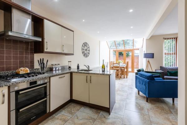 Albert - 5 Bedrooms Sleeps 11 Parking Wi-fi Contractors - Preston