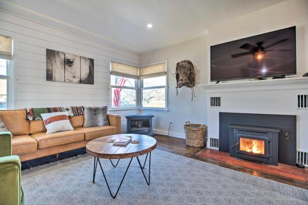 Vintage Bishop House In Downtown With Porch Swing! - Bishop