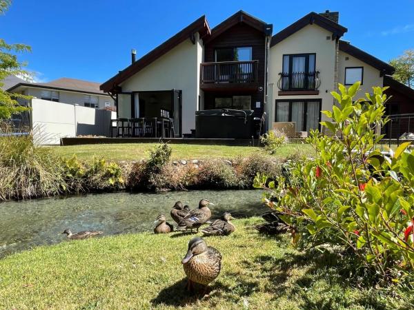 Tranquil Stream Side Retreat - Wanaka