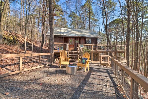 Scenic Greers Ferry Cabin With Deck And Fire Pit! - Heber Springs, AR