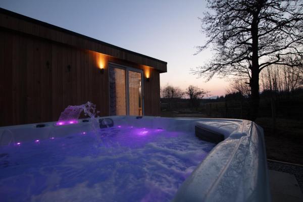 Allt Mor Rentals - Chalet With Hot Tub, And Studio Apartment No Hot Tub - Loch Ossian