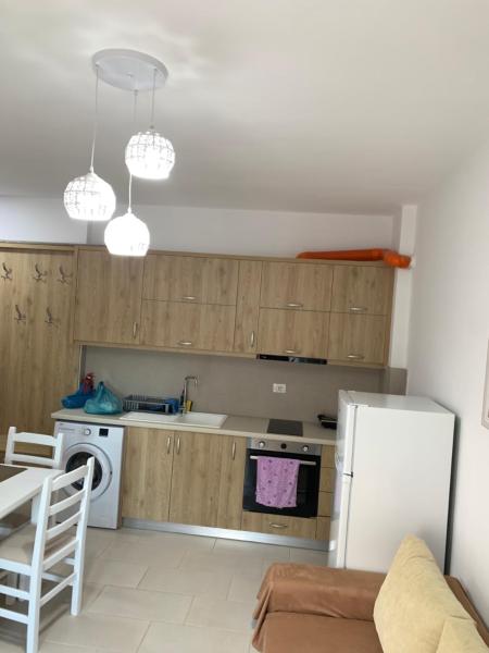 Leko’s Apt 105 - Himarë