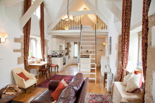 Welsh Gatehouse A Historic Castle Retreat That Welcomes Dogs And Electric Vehicles - Chepstow