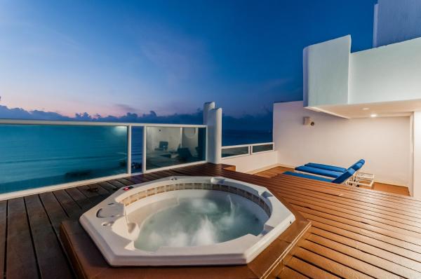 Rooftop Private Jacuzzi In Beach Front Penthouse - Cancún