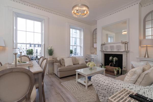Central Apartment - With Patio And Sofa Bed! - Cheltenham