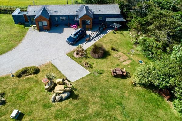 2 Bedroom Cottage Sleeps 4, With Pool Use, Sennen - Sennen