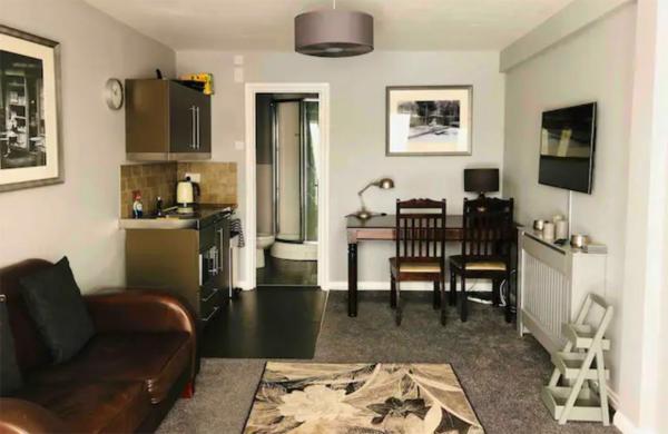 Nr Windsor Stunning 1 Bedroom Self Contained Property In Burnham Near Heathrow - Slough