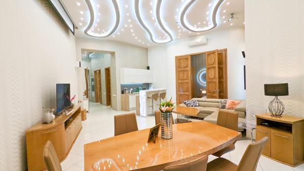 Prime Downtown Budapest Luxury Condo, Private Spa, Home Cinema, Patio - Budapest