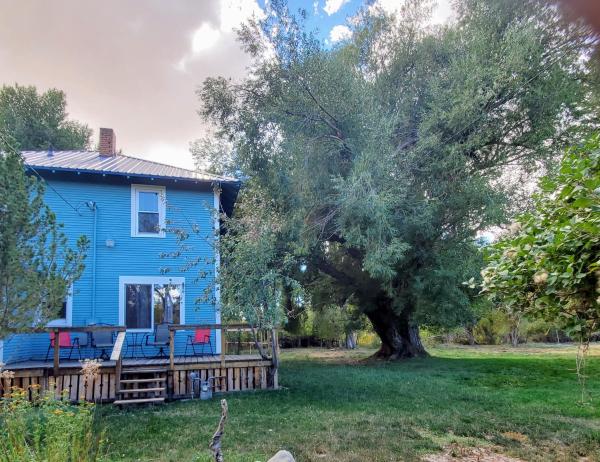 Spacious Farmhouse With Pond - Montana