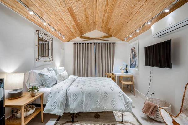 Historic Heights Rustic Urban Tiny Cabin - Independence Heights - Houston