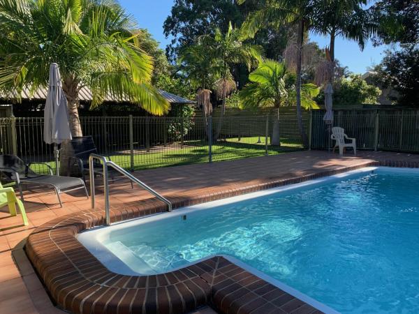 Sunny, 2-bedroom Apartment With Pool, 200m From Caseys Beach - Long Beach