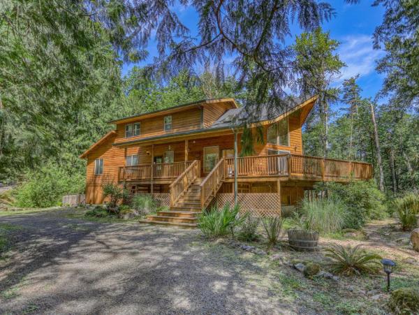Salmon River Chalet - Meredith Lodging - Rhododendron, OR