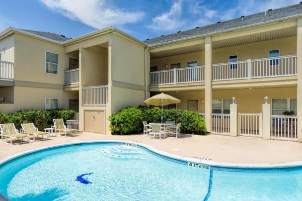 Courtyard Condo With Pool Only 1/4 Block To Beach! - South Padre Island