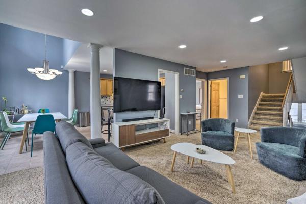 Immaculate Family Townhome - Walk To Beach! - Gary, IN