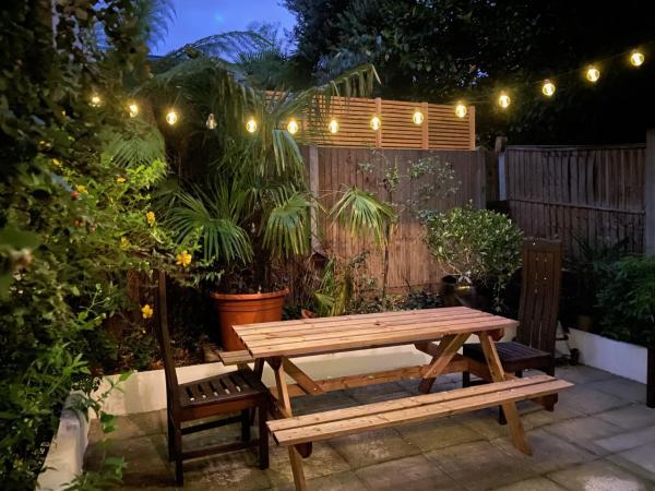 Spacious 2-bed Flat With Garden, 3 Minutes Walk From Oval Tube Station - London, UK