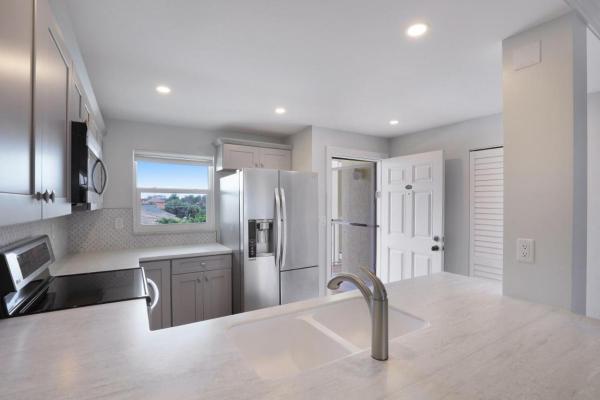 Completely Remodeled I Block Away From Free Beach Access - Caraïbes