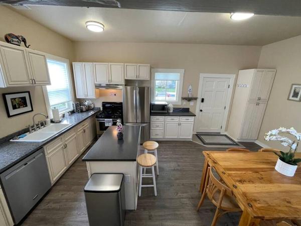 Blue Mist Victorian, 5 Bedroom 2 Bath Gem - Eureka, CA