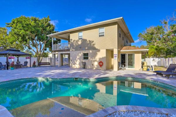 Modern Clearwater Home With Deck 9 Mi To Beach - St. Petersburg, FL