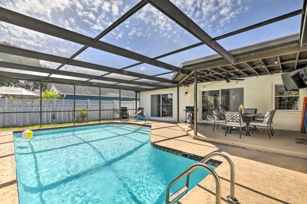 Lavish Holiday Home With Lanai And Heated Outdoor Pool - Palm Harbor, FL