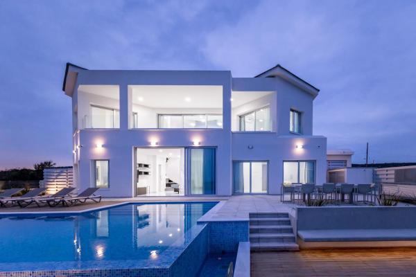 Mediterranean Dream Beachfront Villa - Zypern