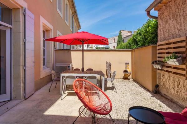 Maison De Village Façon Loft, Avec Cour Et Airco, Dans Le Centre Historique - L'Isle-sur-la-Sorgue
