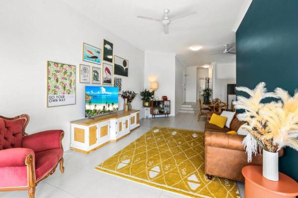 The Flirty Flamingo - Two Bedroom Seaside Condo - Cairns