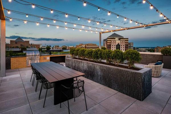 Stylish Condo At Clarendon With Rooftop Views - Arlington, VA