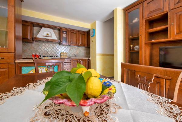 Chrissella Holiday House - Furore