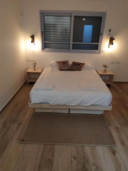 מדבריות השחר - Israel