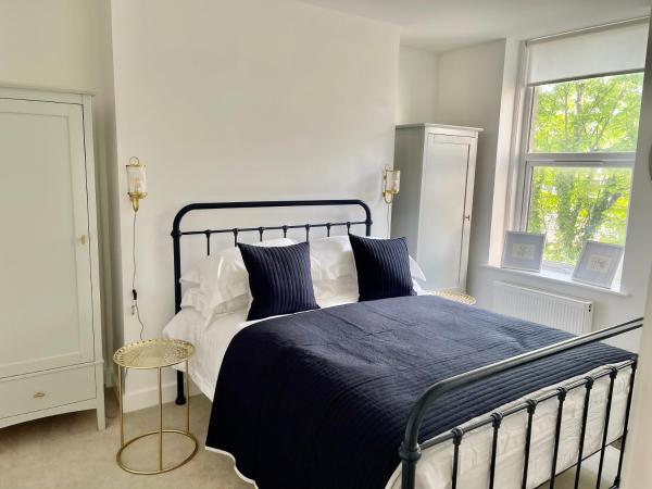 Seaview Flat With Balcony, Spacious 2 Bedroom - Steyning