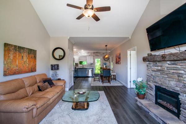 Travelers Paradise W Community Pool Grill - Townsend, TN