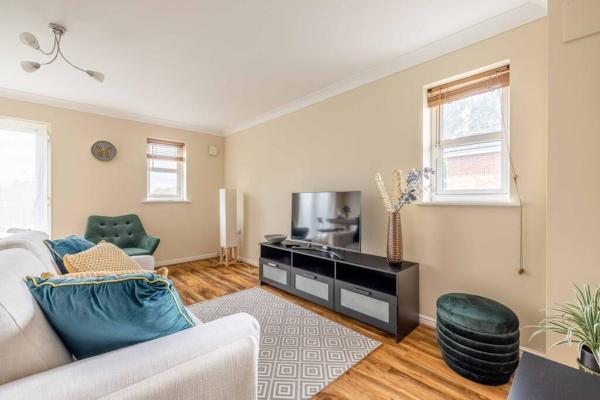 2 Bed 2 Bath With Parking Near Pinewood/wexham Hospital - Hayes
