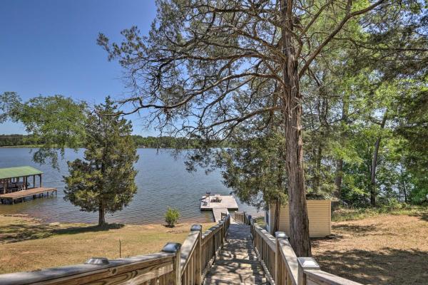 House With Dock And Slide Situated On Lake Sinclair! - Milledgeville, GA