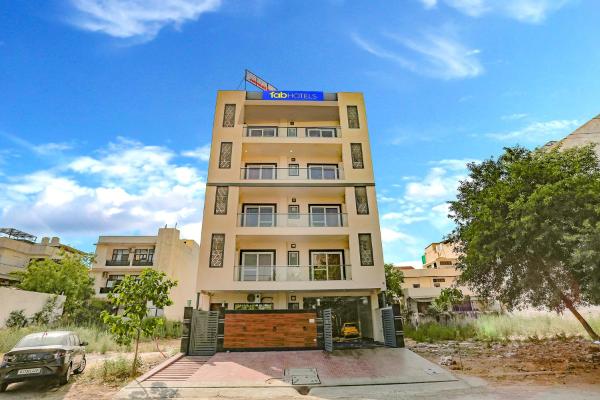 Fabhotel Starlight Sanctuary - Gurugram