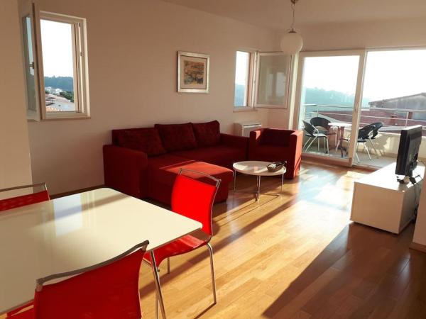 Apartment Lucija - Cozy Flat In The City Center With A Sea View & Parking - Makarska