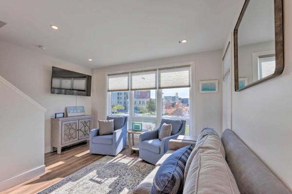 Traverse City Townhome Walk To Beach! - Traverse City, MI