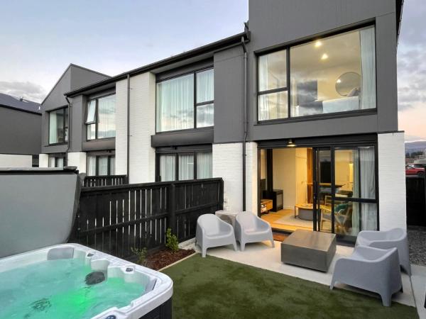 Riverside Lodge - Luxury Two Bedroom With Hot Tub - Wanaka