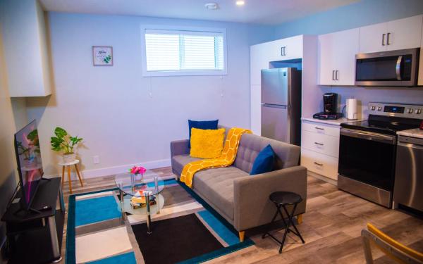Air & Road Travelers' Perfect Spot! + Full Kitchen - Saskatchewan
