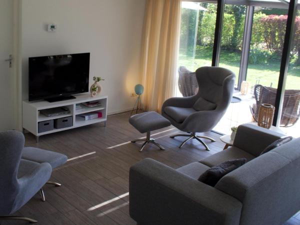 Modern Bungalow Near Lake Veere - De Banjaard