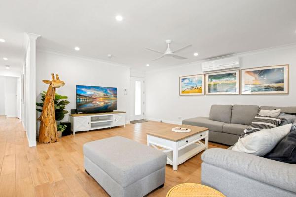 Theresa St 16 Golden Beach - Glass House Mountains