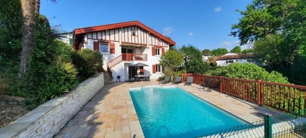 Chambre D'hôtes Avec Piscine Au Calme Dans Maison Basque - Sare