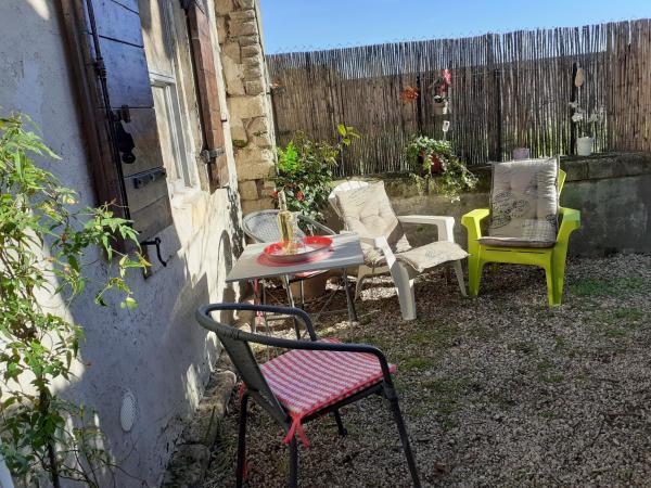 Petite Maison Dans La Campagne A 10 Mn A Pied Du Centre Ville - Bellegarde